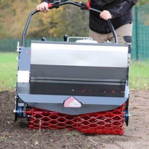 Semer de la pelouse : comment utiliser une engazonneuse ? - Outillage ...